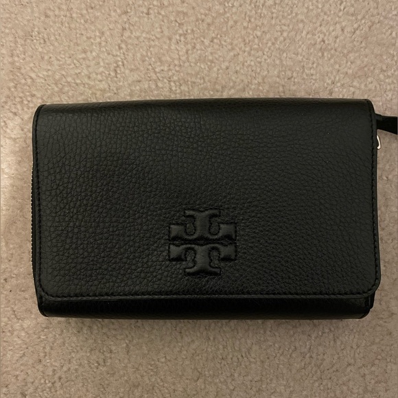 Tory Burch | Bags | Tory Burch Thea Flat Wallet Crossbody Black | Poshmark